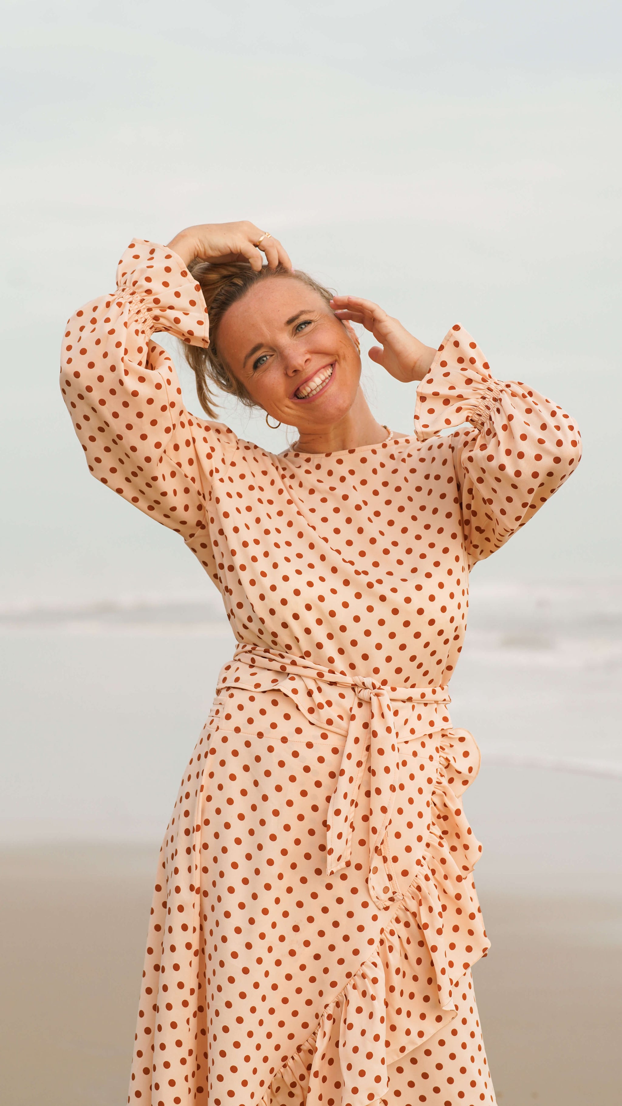 Kort omslagstopp - Pudder - v-hals bluse -Brune prikker - Knytetopp